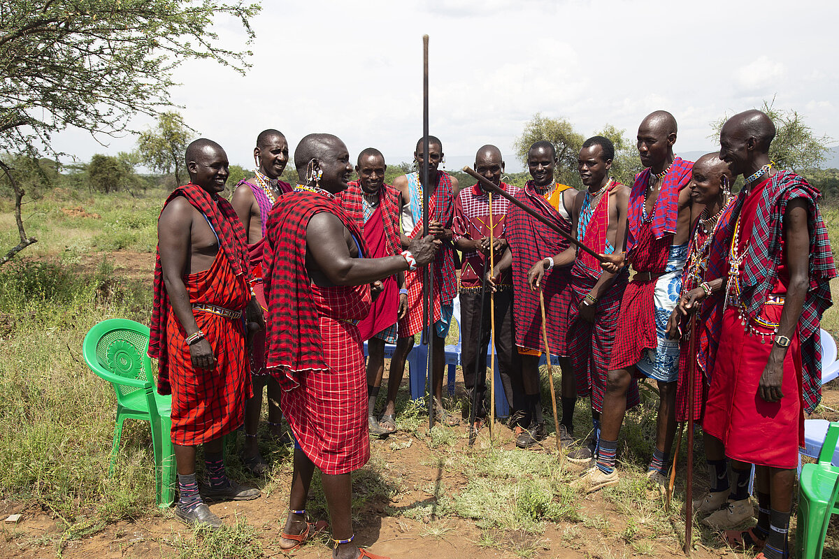 Junge Massai-Krieger wollen weibliche Genitalverstümmelung beenden | Plan Post Magazin