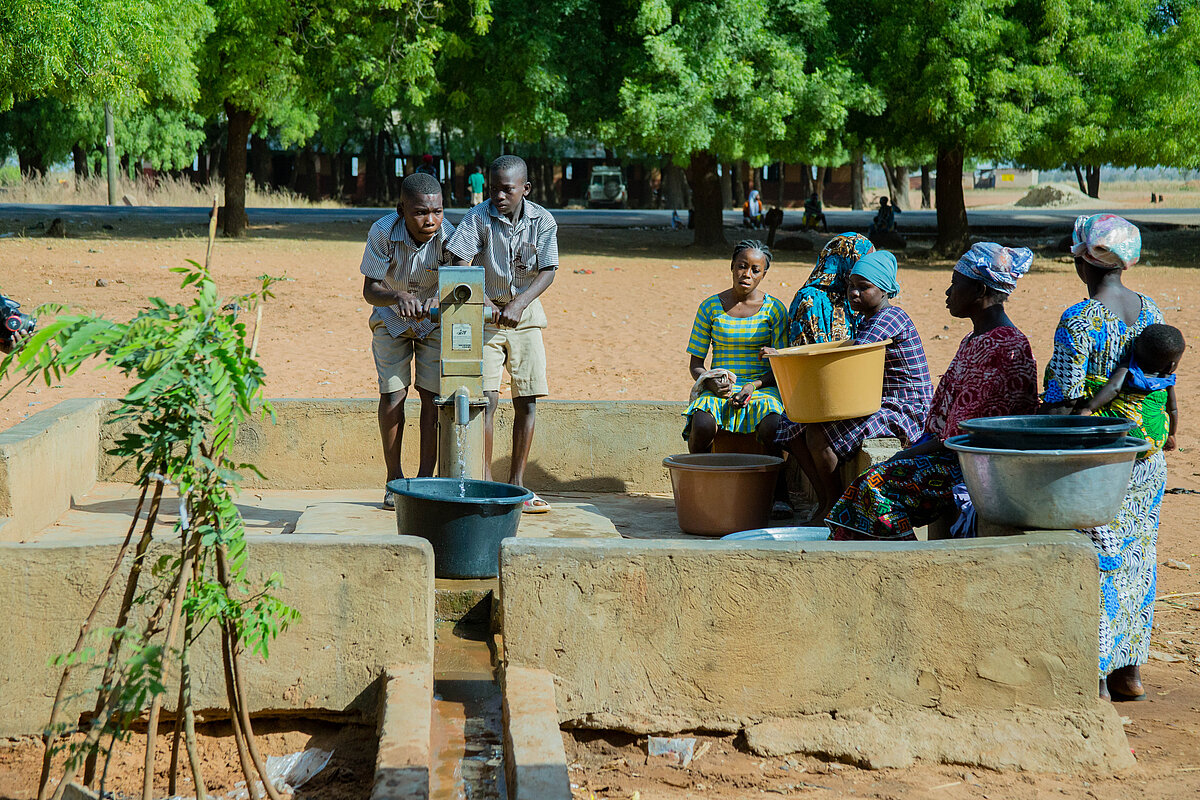 Paragon DACH & CEE zeigt Engagement für Ghana | Plan International ...